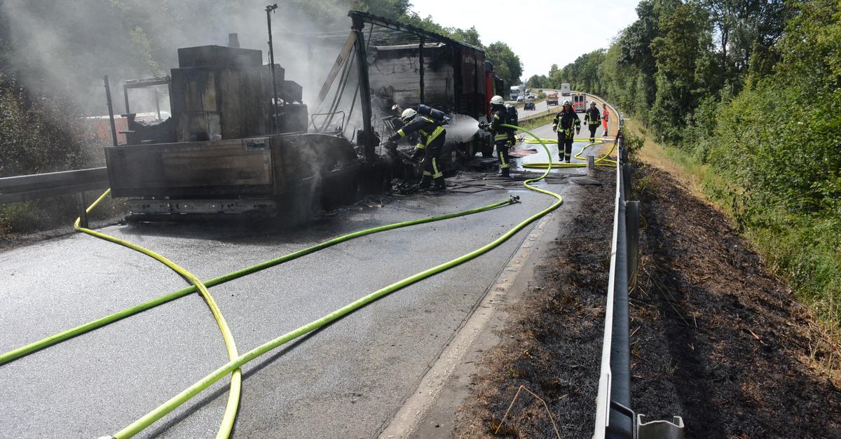 Brennendes Baufahrzeug bei Lahnau sorgt für Stau auf B49